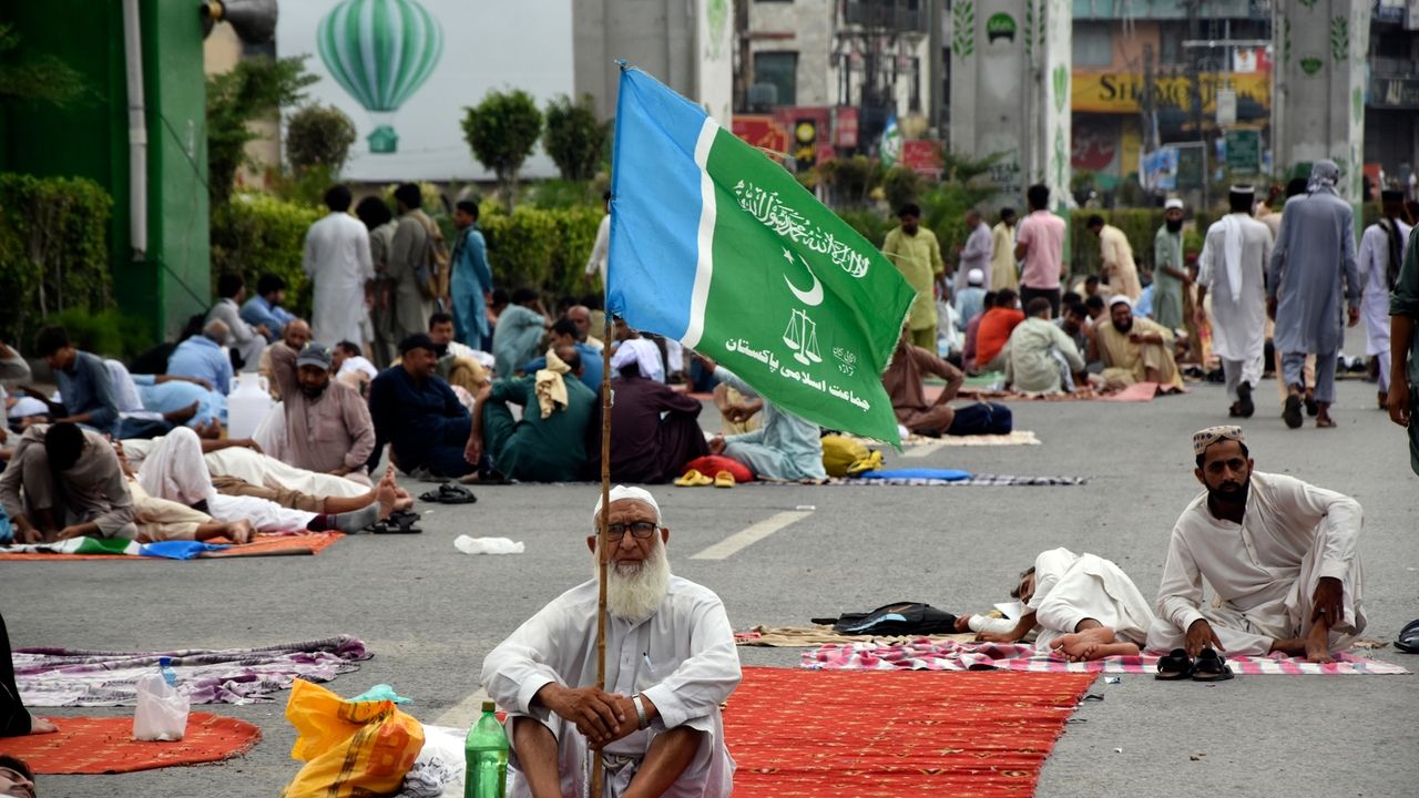 Key Pakistani Islamist party begins sit-in to protest increase in ...
