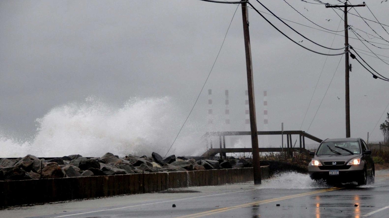 Sea wall collapse maroons Asharoken, Eatons Neck residents - Newsday