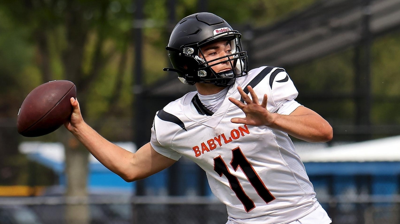 Babylon football's Kai Jankow rushes for three TDs in win over Glenn ...