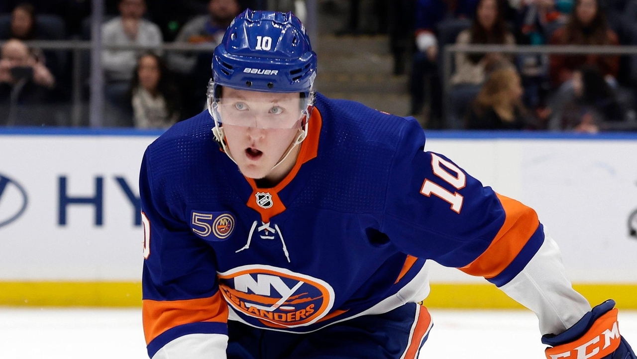 With Barzal out, Holmstrom elevated to Isles' top line - Newsday