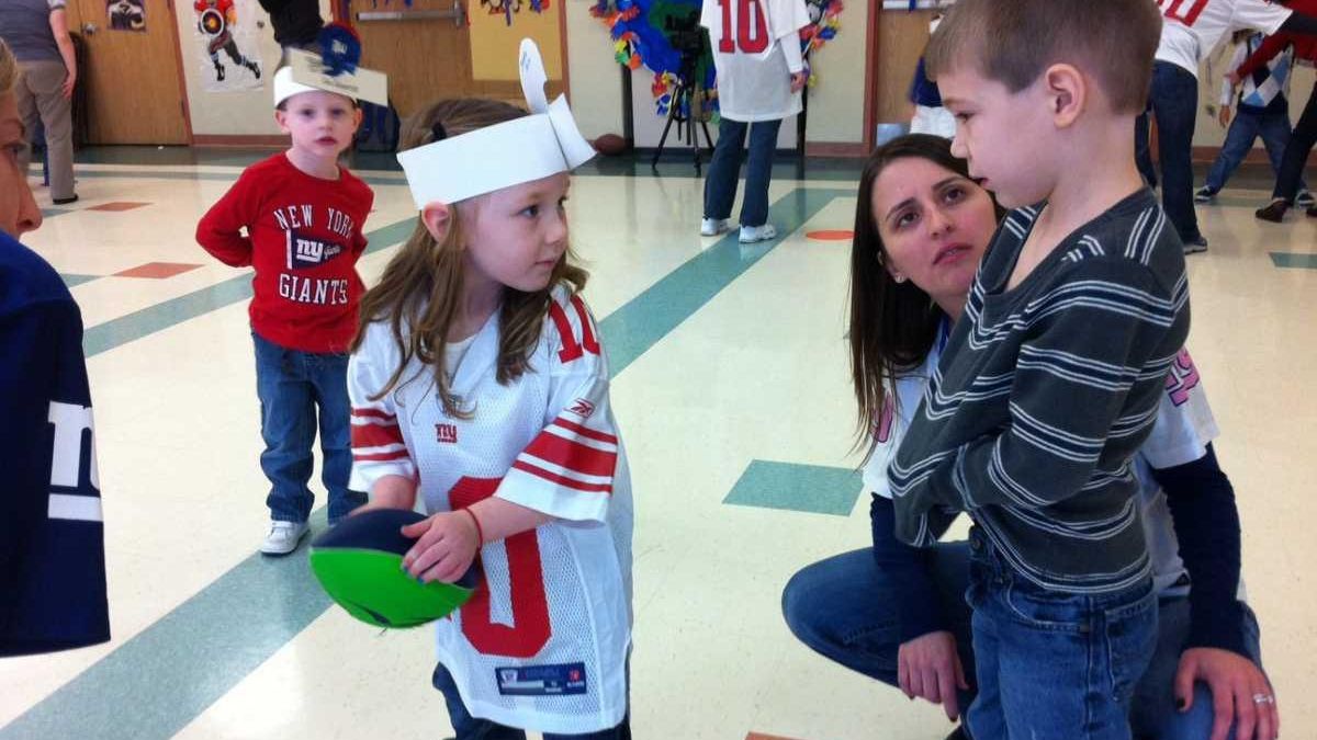 Oakdale students get ready for Super Bowl - Newsday