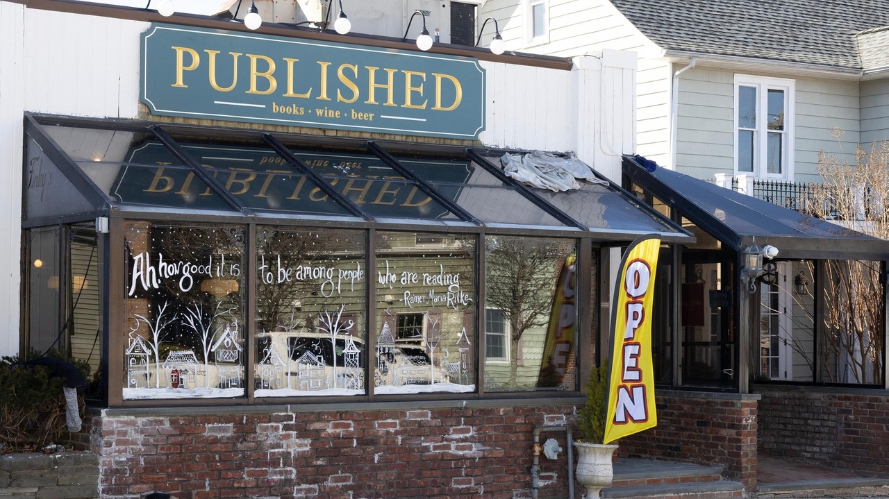 New Huntington store offers books, bar and a place to unplug - Newsday