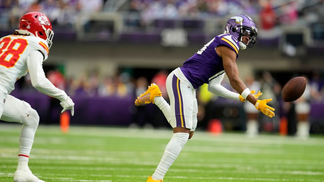 Vikings star wide receiver Justin Jefferson leaves in the 4th quarter with a hamstring injury ...