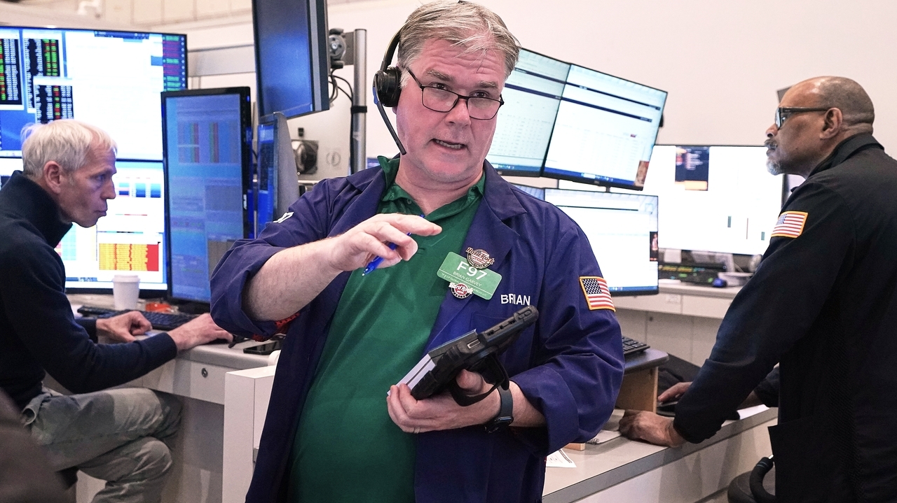 Wall Street's record-setting run halts as AI stocks slump and oil ...