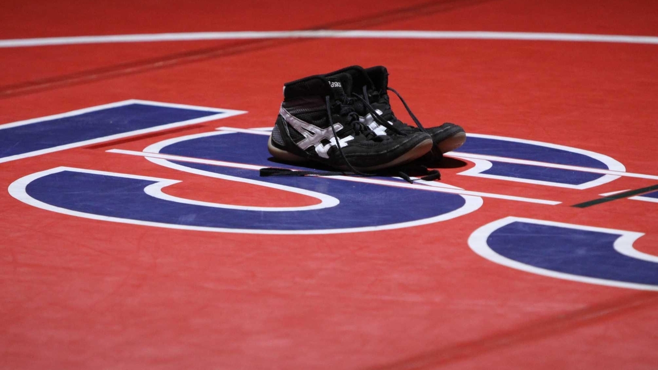 Cold Spring Harbor wrestling honors fallen teammate - Newsday