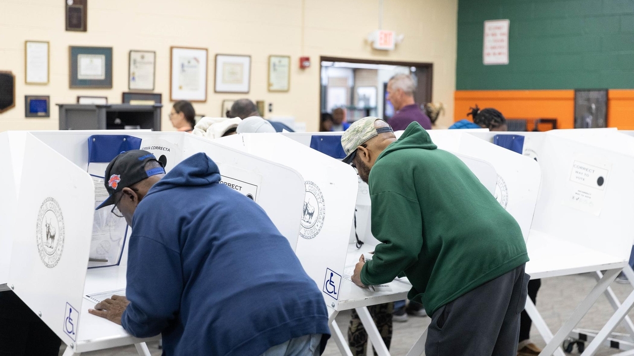 Long lines reported at LI polling places as early voting begins - Newsday