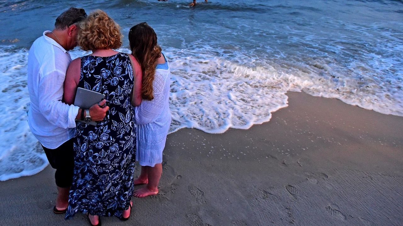 Family, friends gather to remember victims of TWA Flight 800 - Newsday