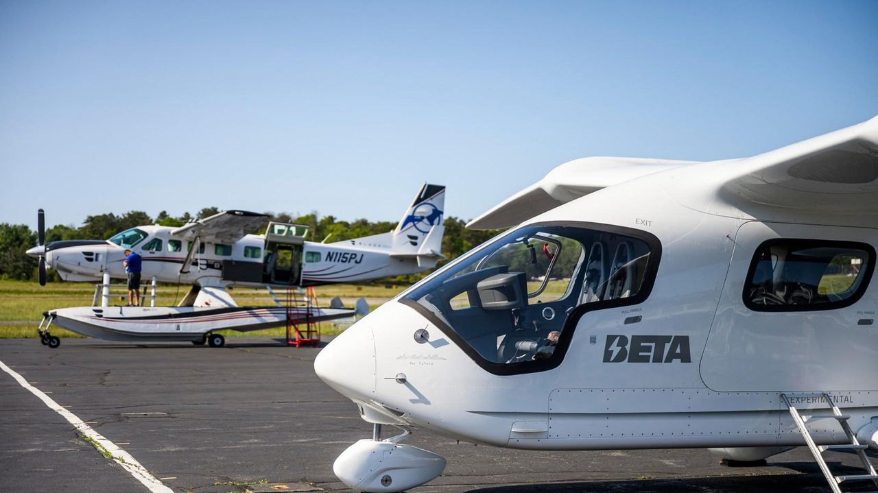 Electric small plane flies from East Hampton airport to JFK - Newsday