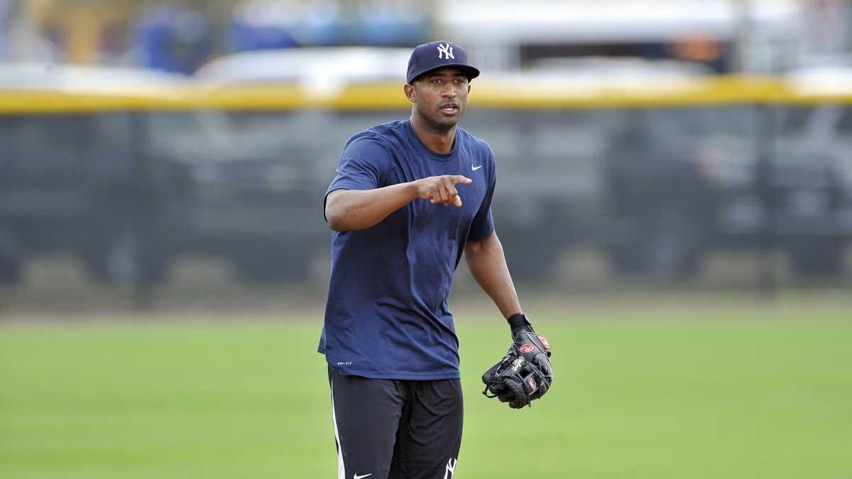 Nagging bruised hand scratches Eduardo Nuñez - Newsday