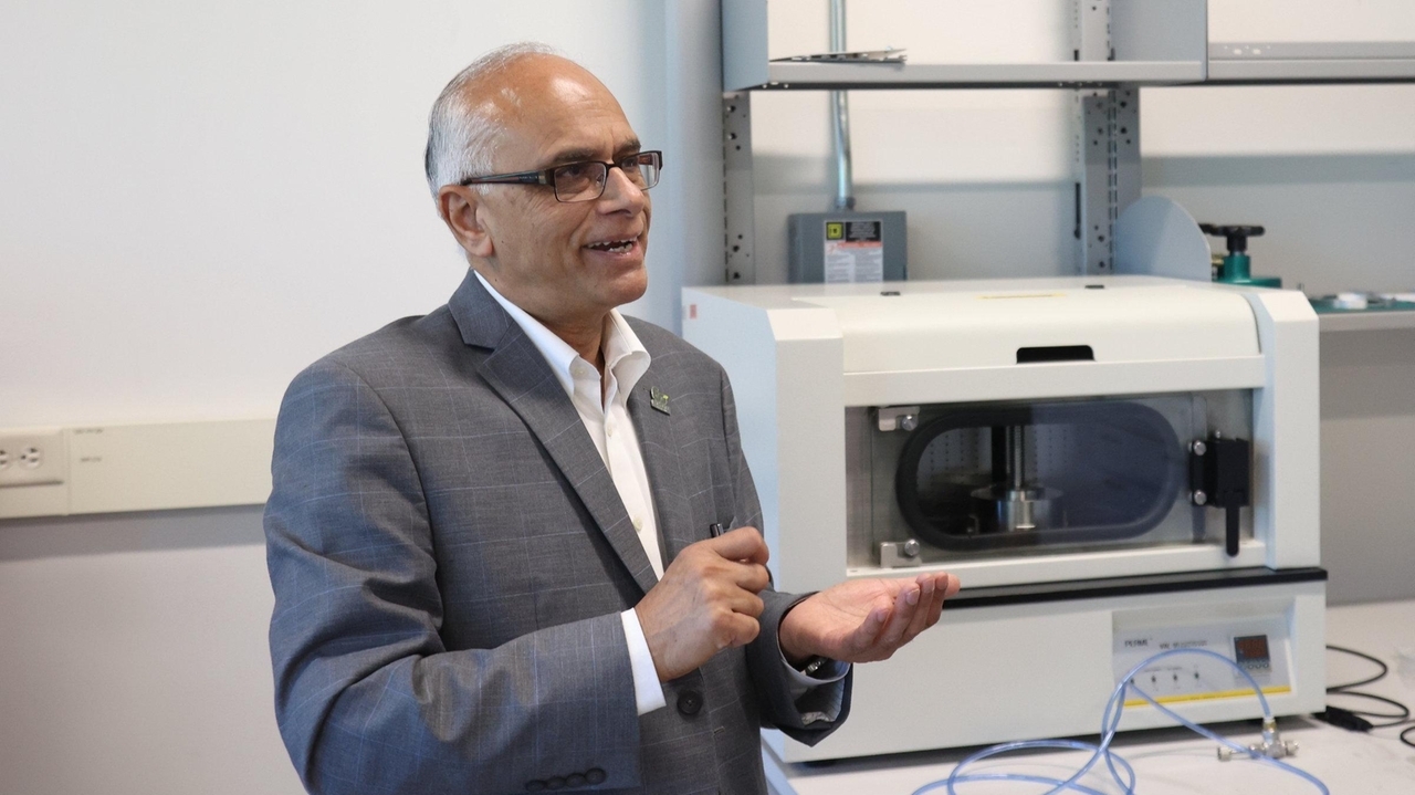 Stony Brook scientists on front line of an energy revolution - Newsday
