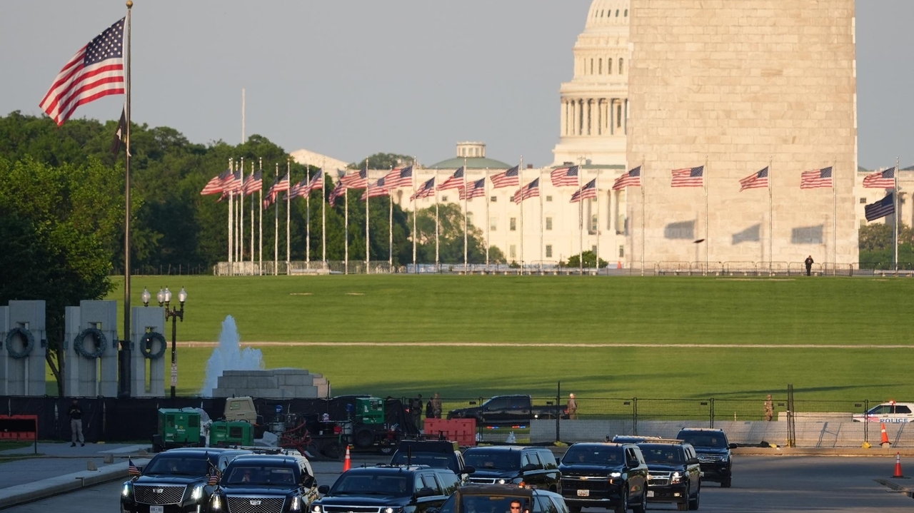 Trump drives across Lincoln Memorial Reflecting Pool to inspect new ...