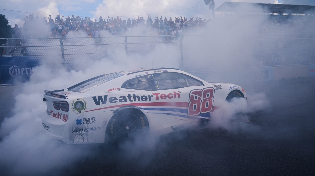 Van Gisbergen wins in Chicago once again, completing a NASCAR weekend ...