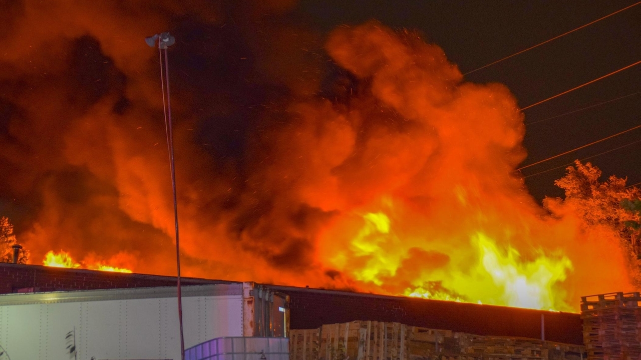 Huntington Station fire at Four-Way Pallet Corp.: Firefighters battle ...