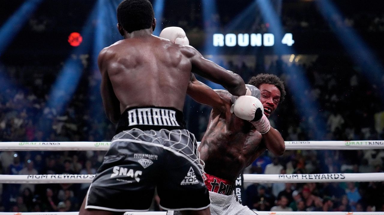 Terence Crawford stops Errol Spence with 9th-round TKO - Newsday