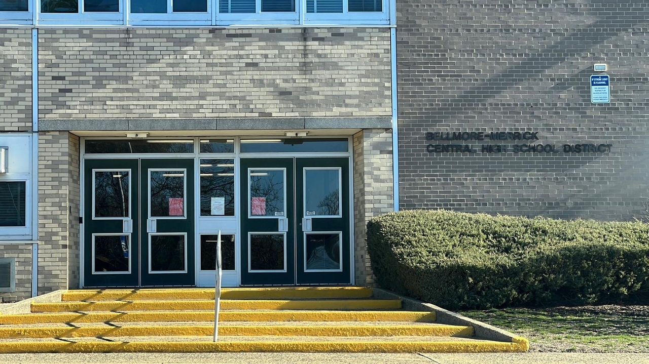 Bellmore-Merrick district investigated over allegations it let a 'male ...