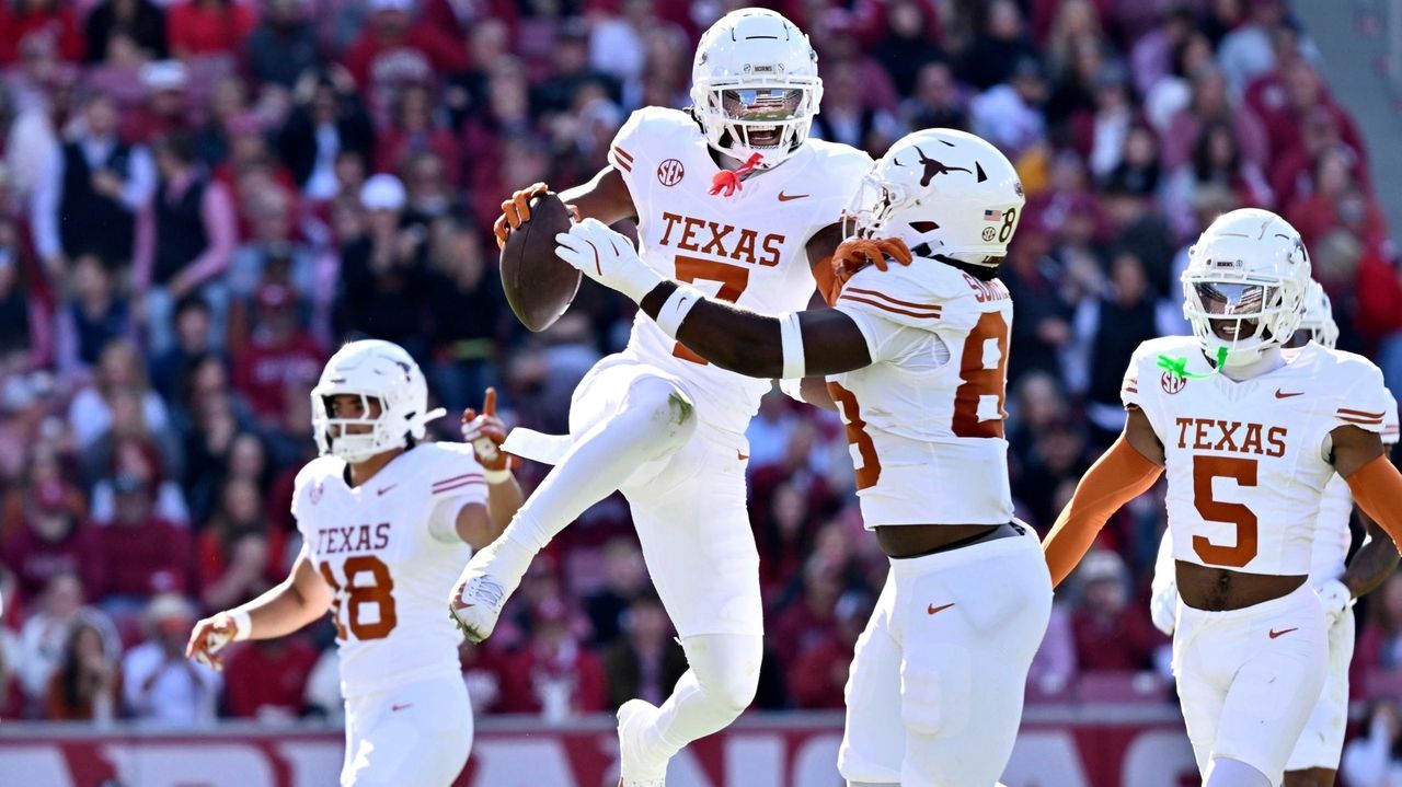 Ewers' two touchdowns, Texas' defense lead No. 3 Longhorns past ...