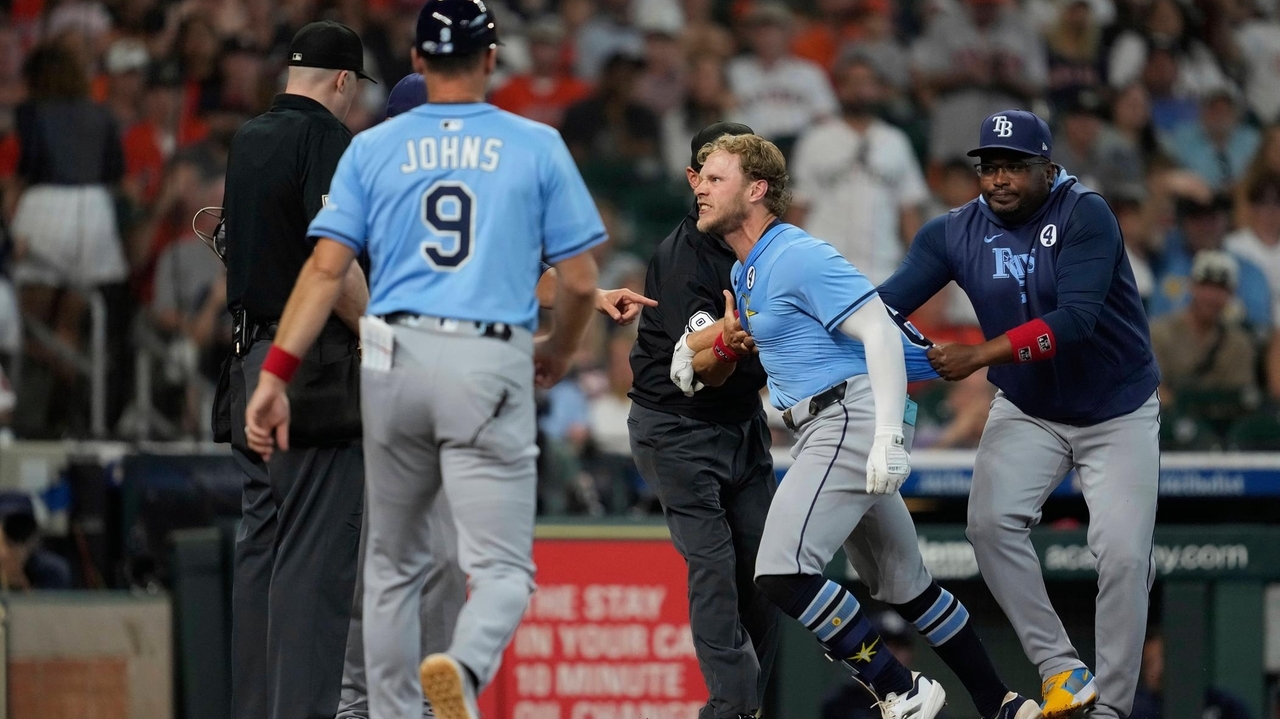 Taylor Walls ejected, has to be restrained in heated argument during ...