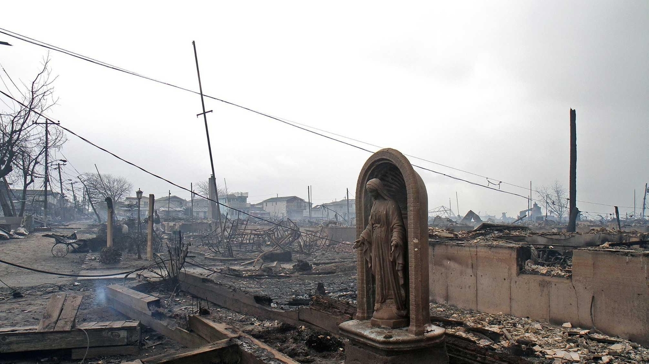 Sandy-fueled blaze ravages Breezy Point homes - Newsday