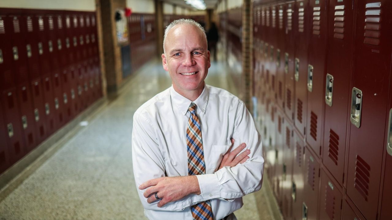 Jay Rand challenges students with Gauss' classic math puzzle on day one - Newsday