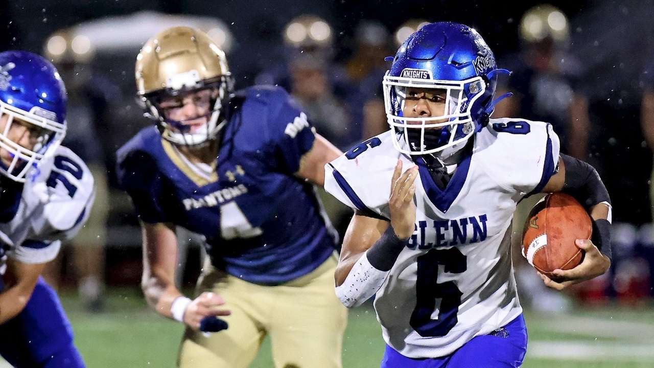 Football photos: Bayport-Blue Point vs. Glenn - Newsday