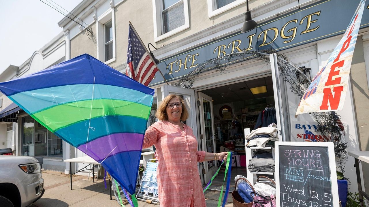 Kite flyers no longer scofflaws in Bayville after code change - Newsday