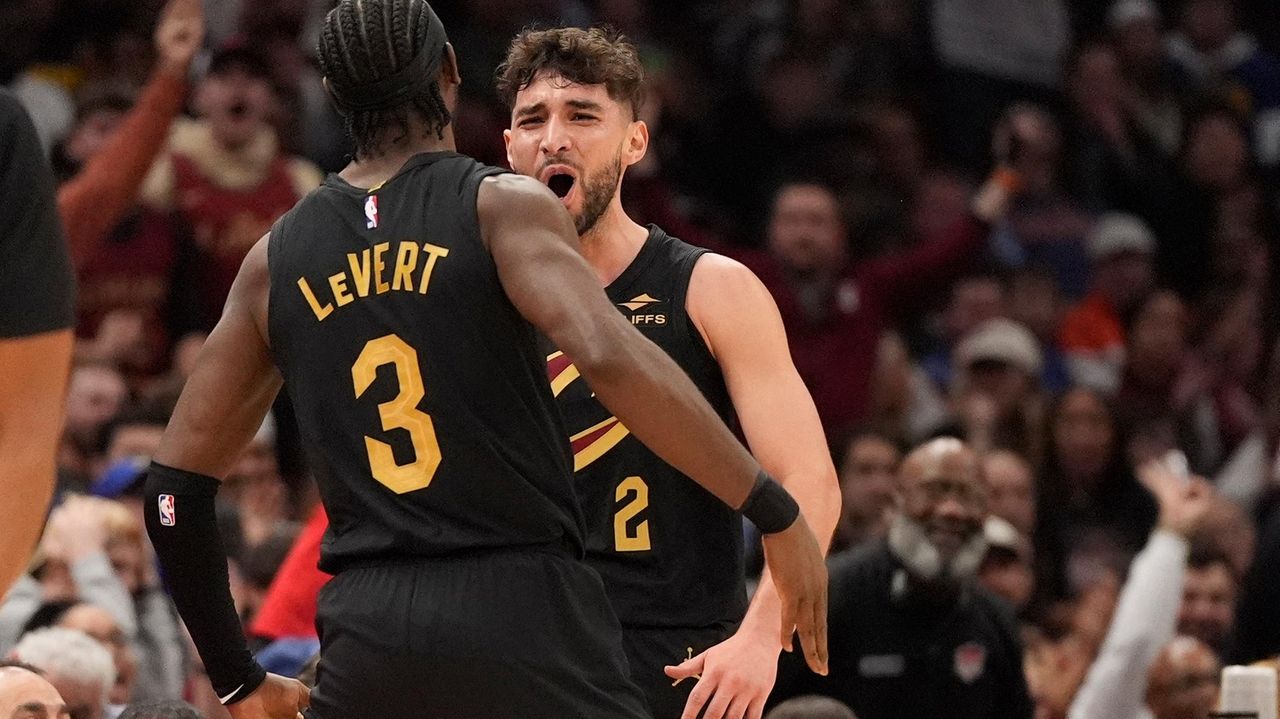 Cavaliers take 41-point halftime lead and rout Warriors 136-117 to improve to 10-0 - Newsday