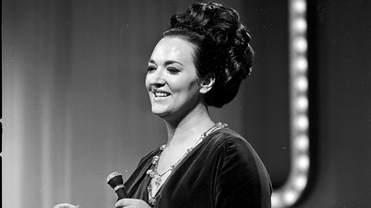Morgana King, jazz singer who played Brando's wife in 'Godfather' films ...