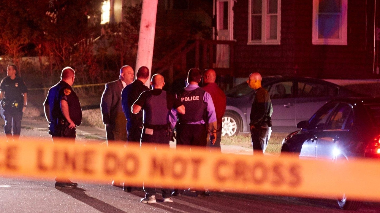2 people hit by gunfire in Bay Shore, police say - Newsday