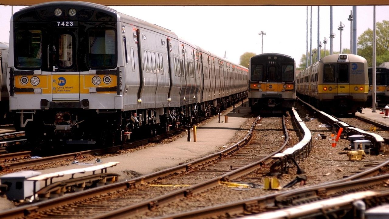 4 LIRR employees disciplined for time theft - Newsday