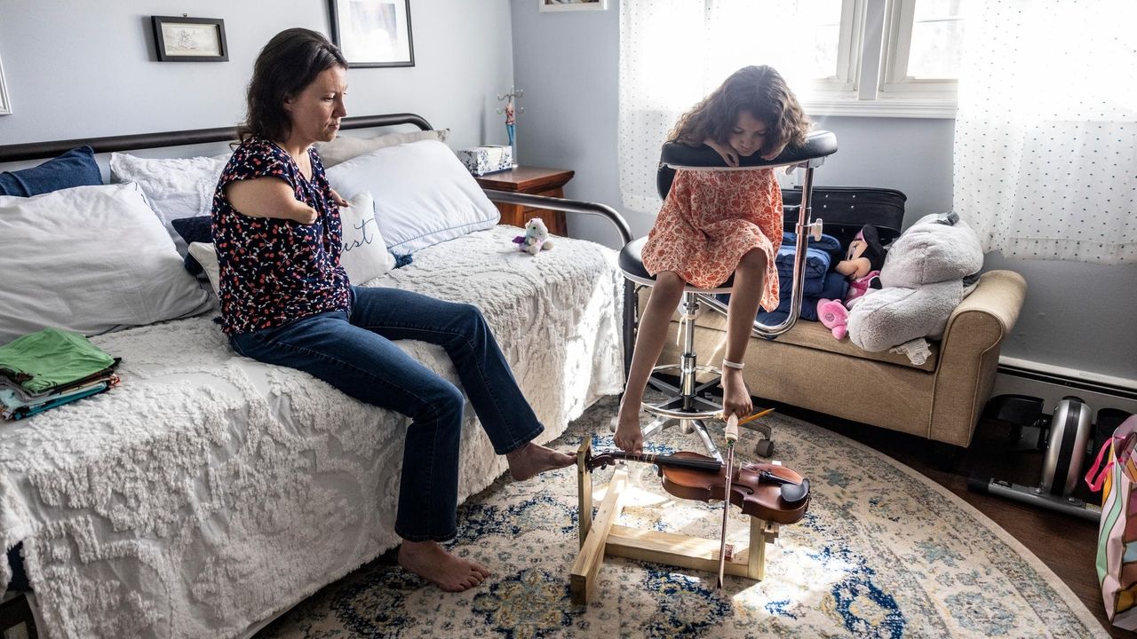 Mount Sinai mom Stasia Scocca and daughter Sadie, 10, lean on each ...