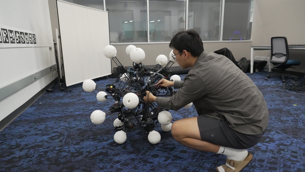 Introducing Argus, a robot with 20 legs and eyes built to move and see ...