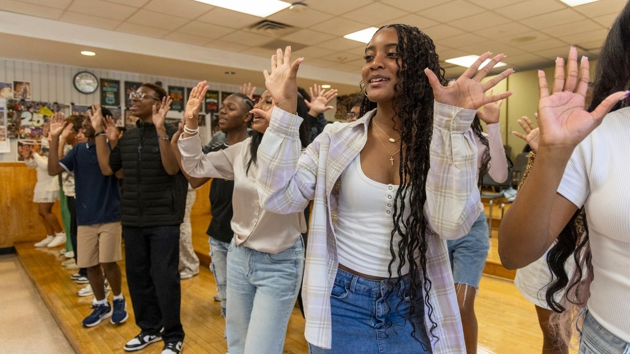 Uniondale High School Show Choir feels at home with Foreigner at Tilles ...