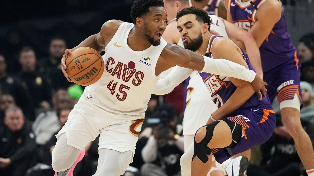Donovan Mitchell scores 33 points and propels NBA-leading Cavaliers to easy 118-92 win over Suns ...