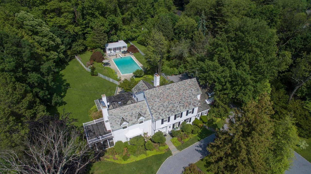 Crooner Perry Como’s former Sands Point home lists for $3.95M - Newsday