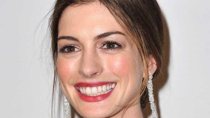 'Les Miserables' trailer features Anne Hathaway singing - Newsday