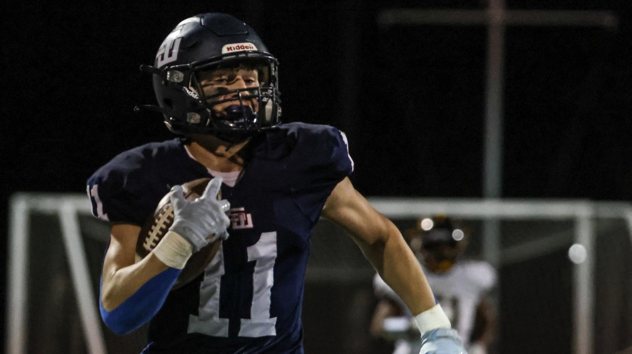 Smithtown West football's Michael Cascione runs for 177 yards, three ...