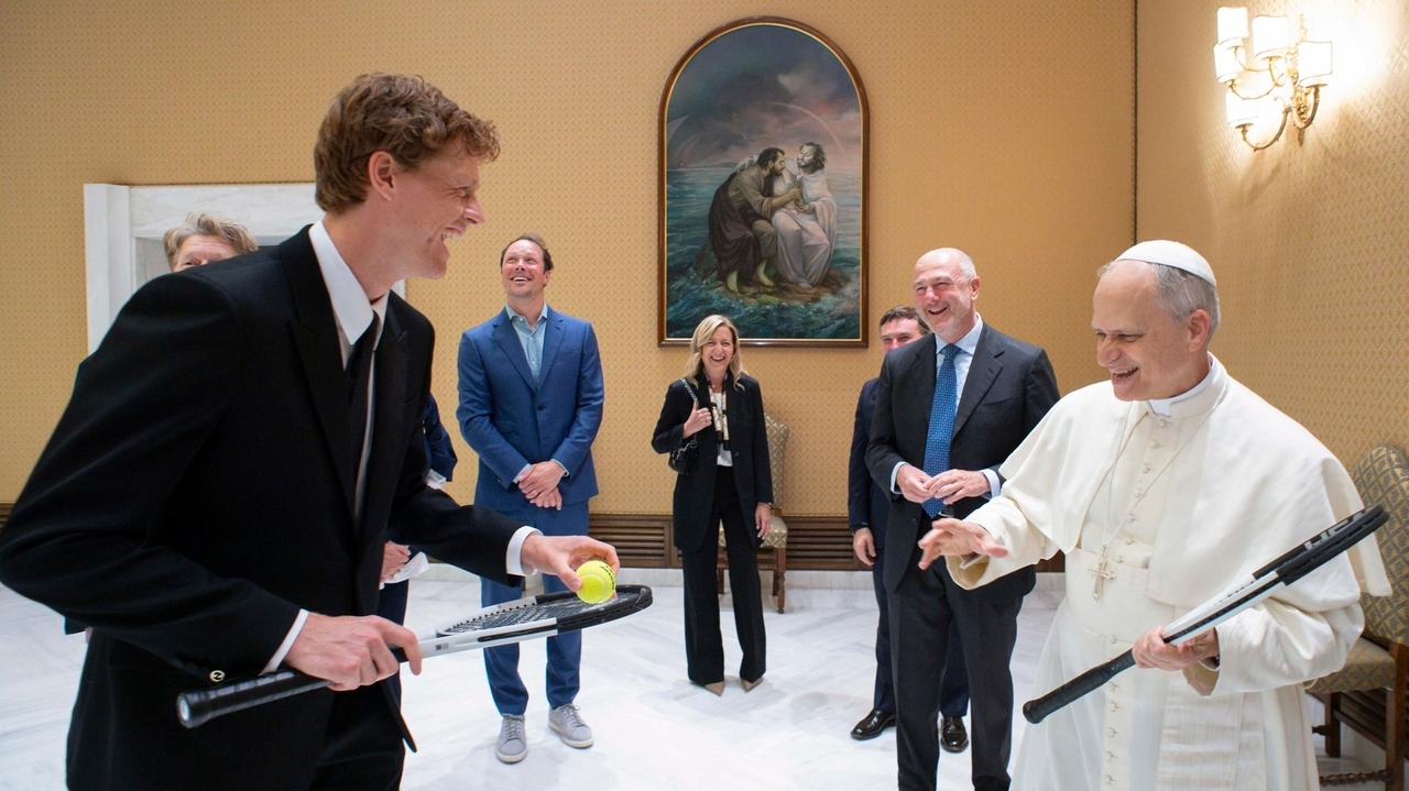 Pope meets Sinner: No. 1 player gives tennis fan Pope Leo XIV racket on ...
