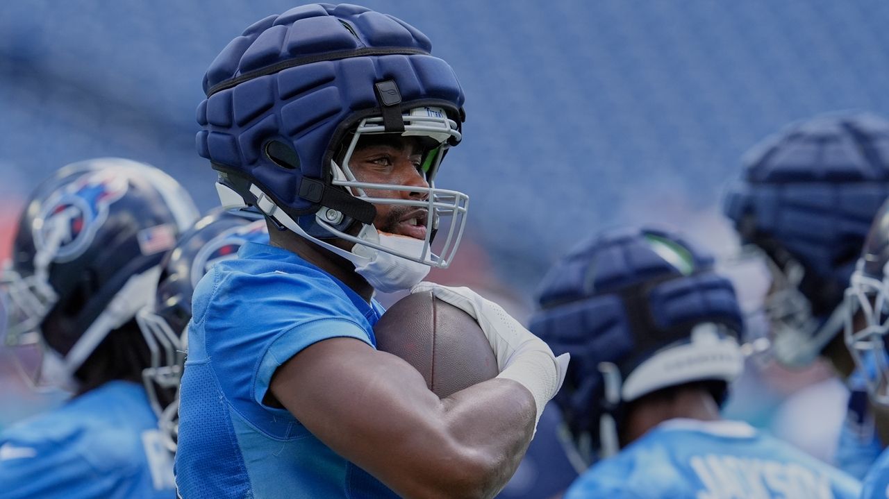 Titans waive 2022 1st-round pick WR Treylon Burks, who injured his ...