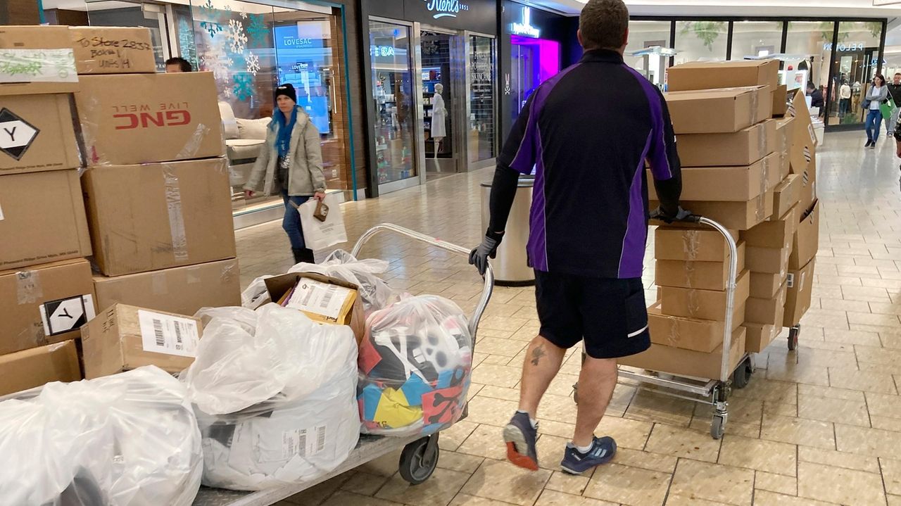 FedEx pilots vote to authorize strike as they push for higher wages in ...