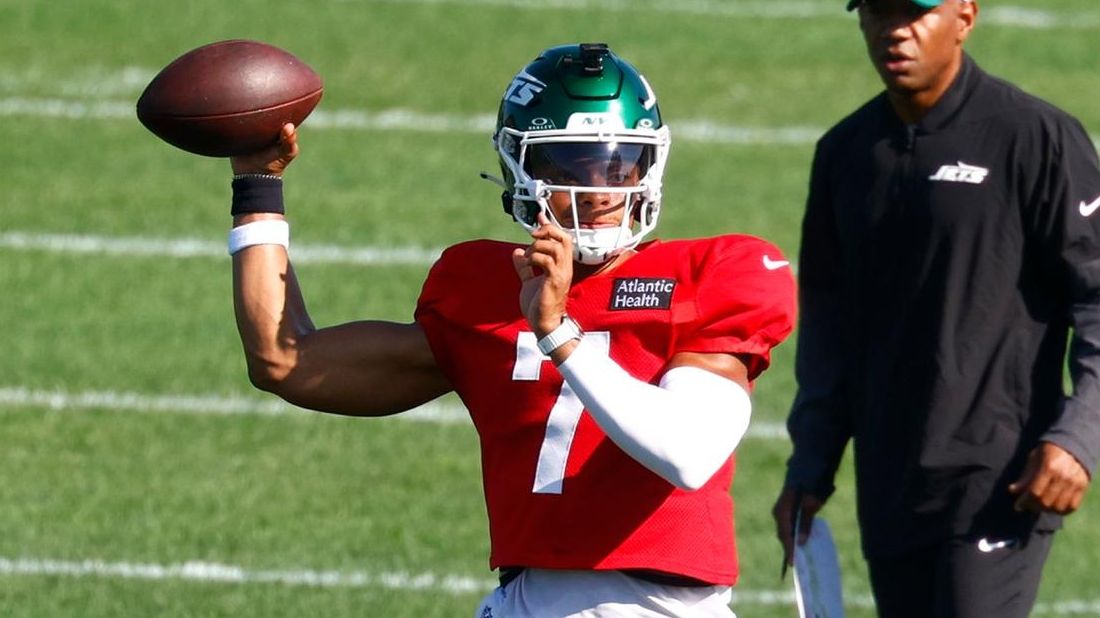 Justin Fields practices fully with Jets on Monday - Newsday