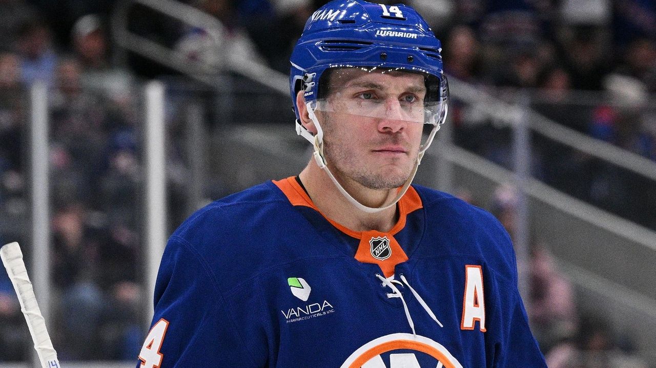 Islanders' Mathieu Darche explains why Bo Horvat isn't on road trip yet ...