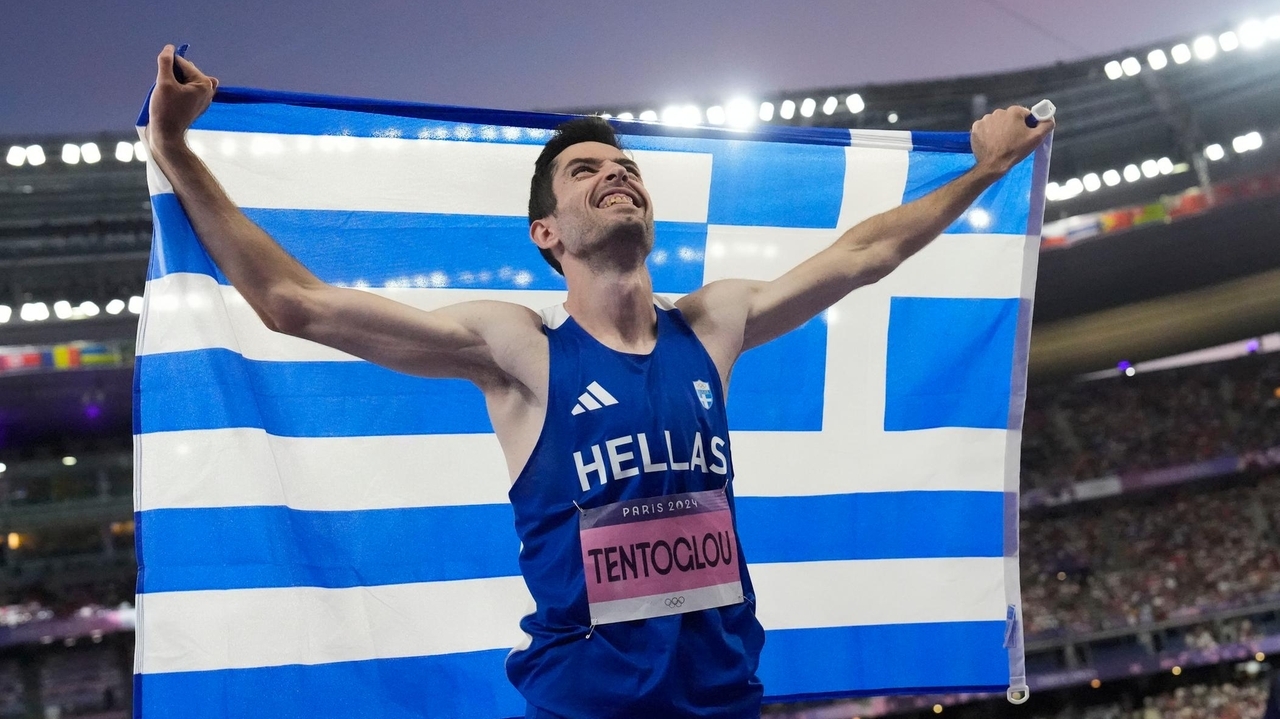 Miltiadis Tentoglou joins Carl Lewis as the only men with consecutive ...