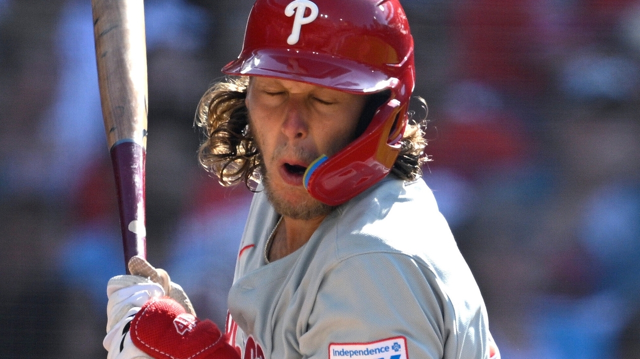 Phillies third baseman Bohm leaves game against the Padres with a ...