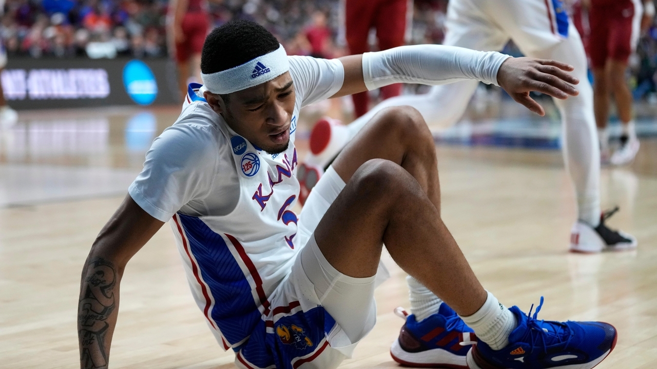 Kansas point guard Harris leaves in 1st half with injury - Newsday