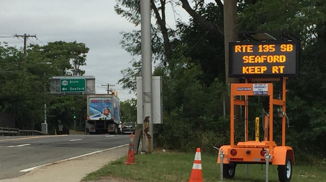 Temporary sign misdirects Route 135/Seaford-Oyster Bay drivers - Newsday
