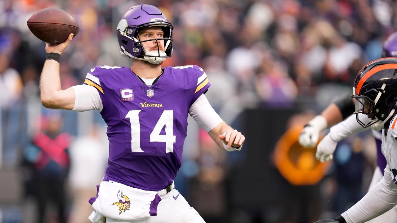 Sam Darnold leads game-winning drive in OT and Vikings beat Bears 30-27 after blowing late lead ...