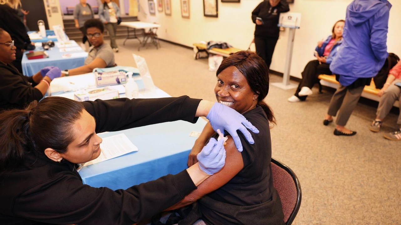 Eager COVID and flu vaccine recipients at Freeport mobile vaccine ...