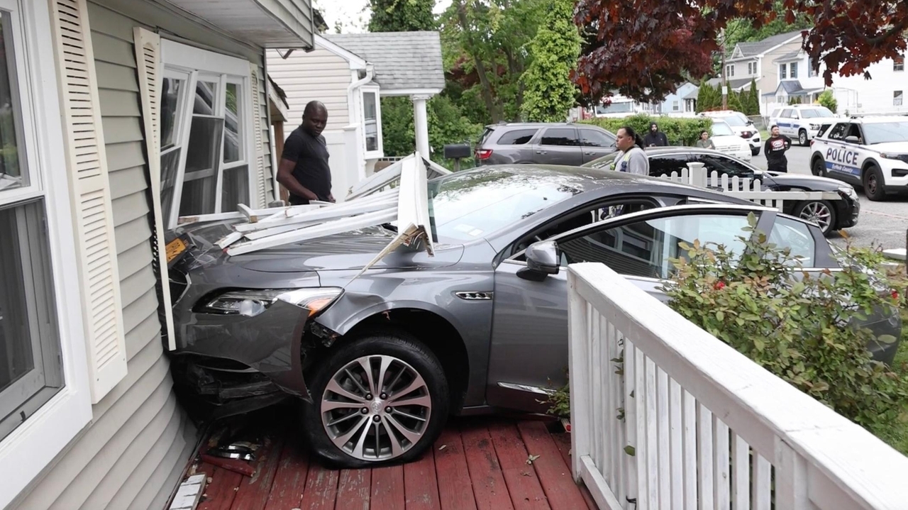 4 injured after car crashes into Central Islip house - Newsday