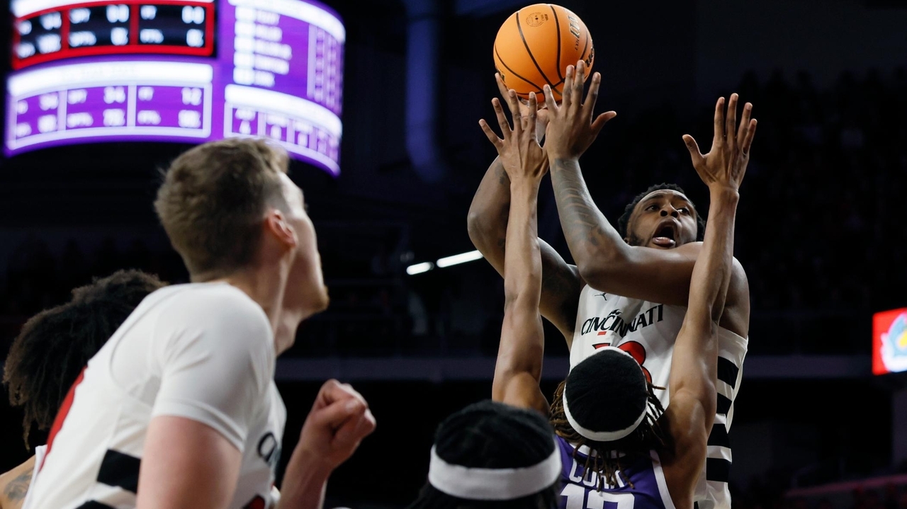 Thomas scores 21, Cincinnati upsets No. 19 TCU 81-77 in OT - Newsday