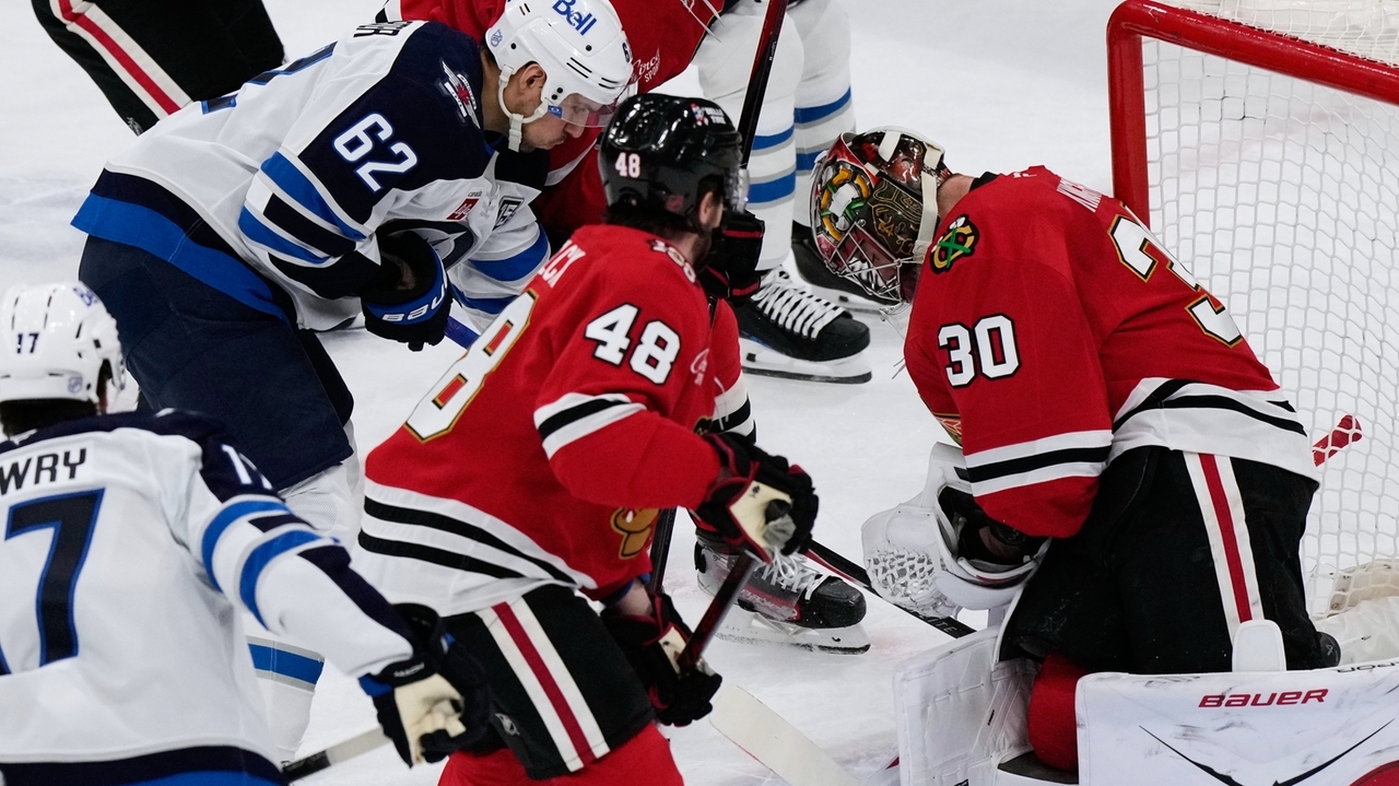 Knight makes 32 saves as the Blackhawks beat Toews and the Jets 2-0 ...